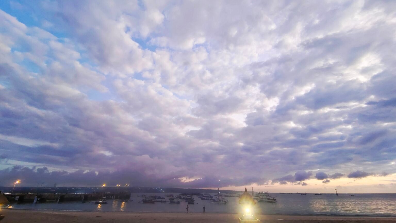 Hari Mendung Di Teluk ... | Restoran Bawang Merah Beachfront